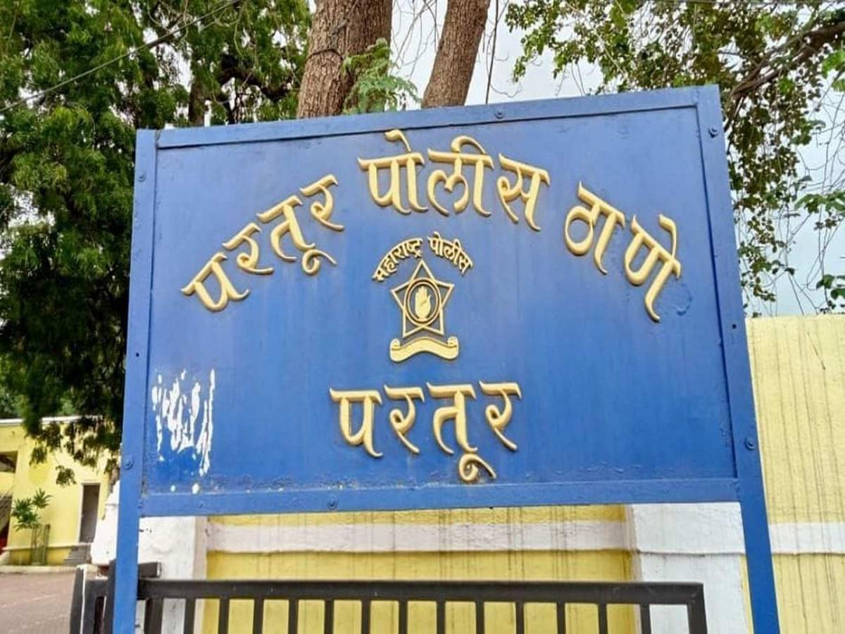 कुऱ्हाड घेऊन आरोपी पोलीस ठाण्यात पोहचला; गुन्हा कबुल करताना पोलीसही ...