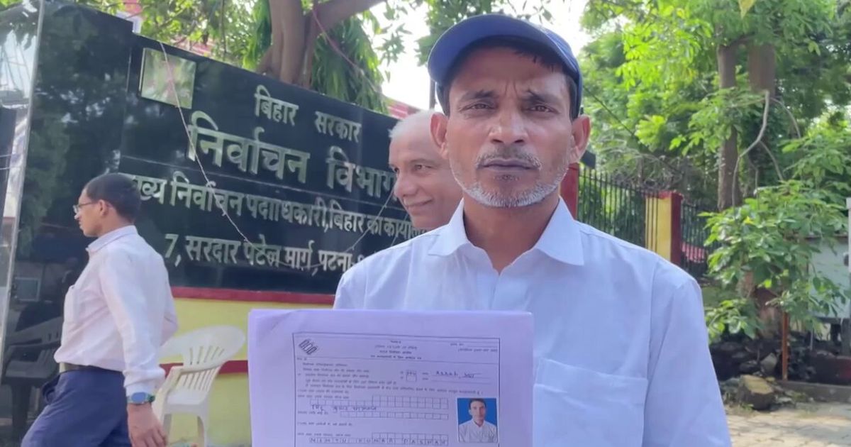 "साहेब मी जिवंत आहे..."; मतदार यादीत ज्याला मृत घोषित केले, तो थेट निवडणूक कार्यालयात पोहचला ...