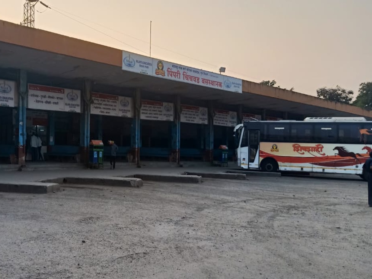 मेट्रोला पायघड्या पण एसटी नापास, स्थानकात खड्डे, कचरा, घाणीचा वास ...