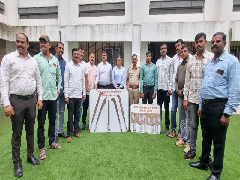 सोनसाखळी हिसकावणारी टोळी जेरबंद; २२ गुन्ह्यांची उकल, विकत घेणाऱ्या ... सोनसाखळी हिसकावणारी टोळी जेरबंद; २२ गुन्ह्यांची उकल, विकत घेणाऱ्या ...