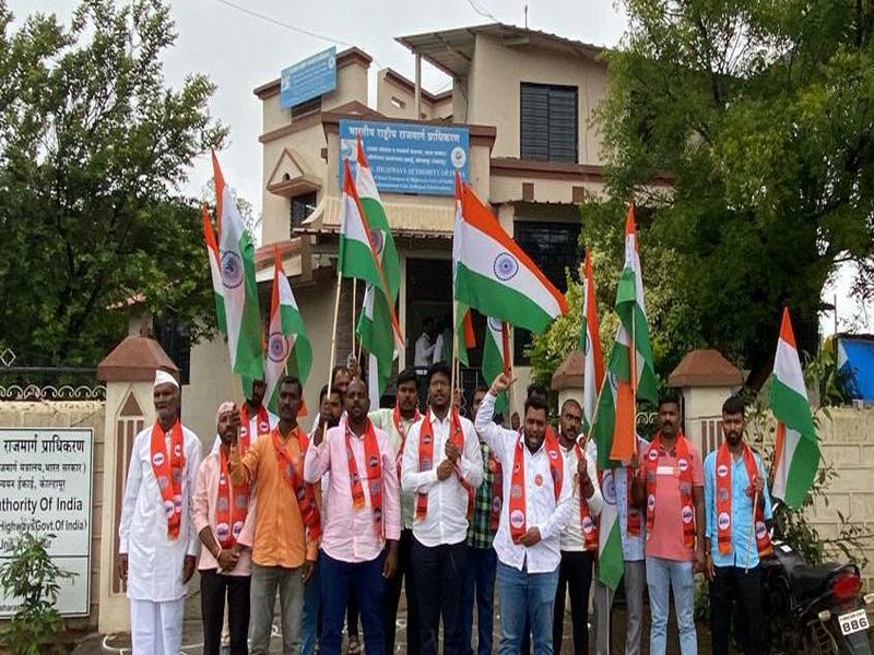 बोगस ठेकेदाराच्या जोखंडातून मिरज-कळंबी रस्त्याला स्वातंत्र्य मिळवून ...