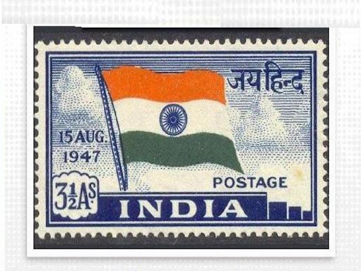 स्वतंत्र भारताच्या पहिल्या पोस्ट तिकिटावर फडकला तिरंगा; किंमत होती ...