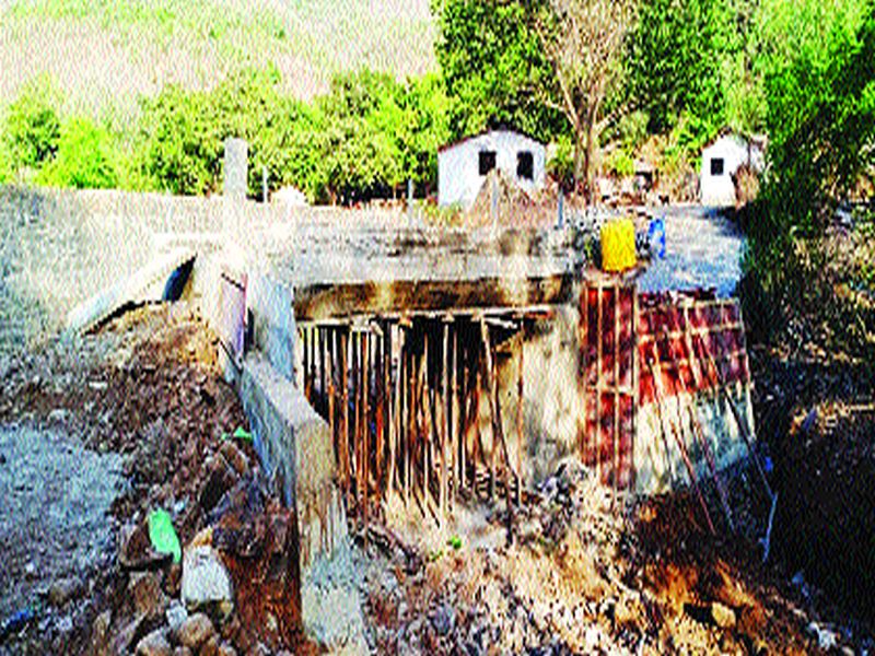 चिरनेर-आक्कादेवी दरम्यान साकवाचे काम निकृष्ट दर्जाचे; जंगल सत्याग्रहाचे ...