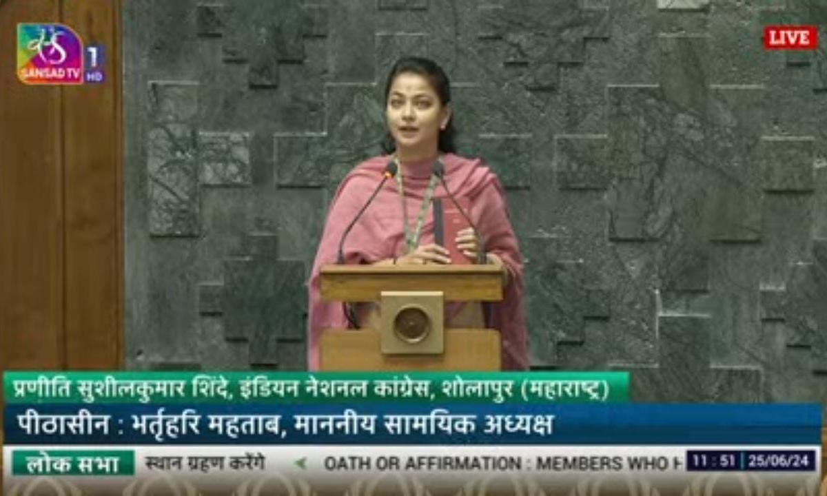 राहुल गांधींना हस्तांदोलन करीत प्रणिती शिंदे यांनी घेतली शपथ Solapur ...
