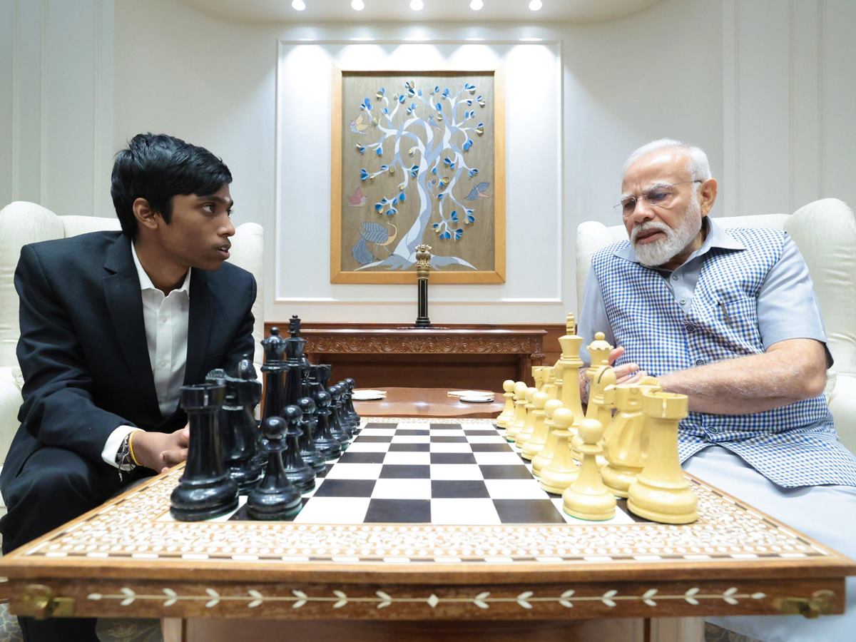 प्रग्यानंदाचा PM समोर बुद्धीबळाचा सेट, आई-वडिलांसह घेतली मोदींची भेट ...