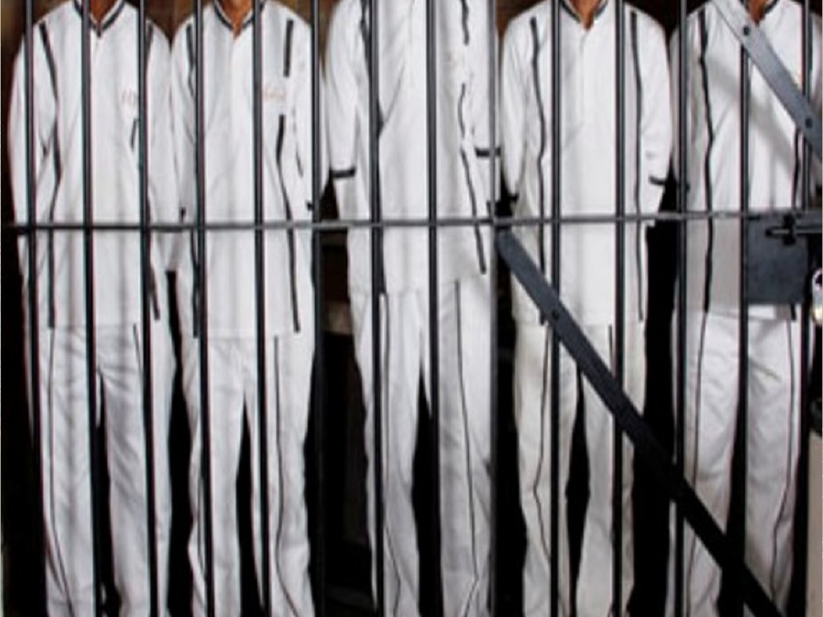 Viral News: कारागृहातील कैदी काळ्या आणि पांढर्‍या पट्ट्यांचे कपडे का ...