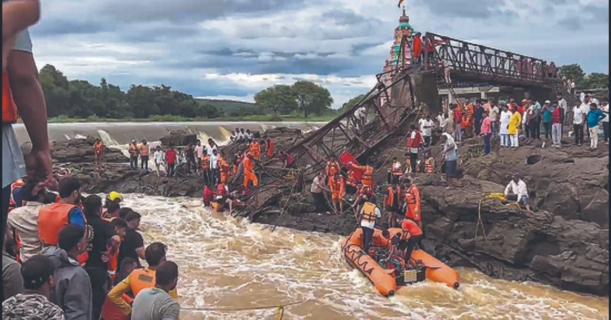Pune Bridge Collapse: पुलाखाली अडकलेल्यांना काढले; पुलाचा सांगाडा काढण्यास चार क्रेन Pune ...