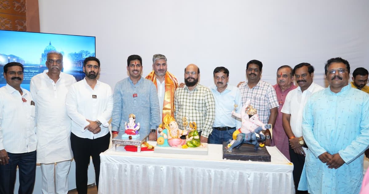 काश्मीर खोऱ्यातील तीन मंडळांना गणेश मूर्ती प्रदान; पुनीत बालन यांच्यासह ...