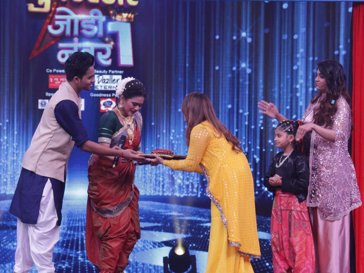 फुलवा खामकरने गुरूंनी दिलेले खास घुंगरु रुचिता-सिद्धेश या स्पर्धकांना ...