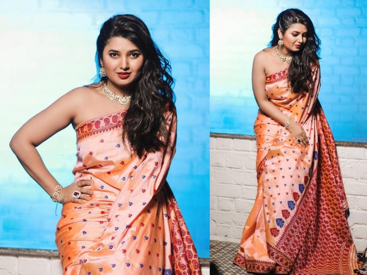 बाबो..! विना ब्लाउज प्राजक्ता माळीने नेसली साडी, फोटोंनी चाहत्यांना ...