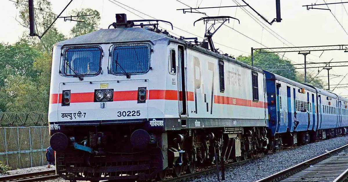 दिल्लीतून ट्रेन निघाली, अचानक लाईटच गेली; संतप्त प्रवाशांनी टीटीईला ...