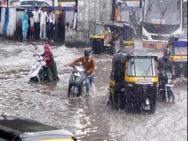 Heavy Rain In Pune: पुण्यात पावसाचा धुमाकूळ; ढगांच्या गडगडाटांसहित ...