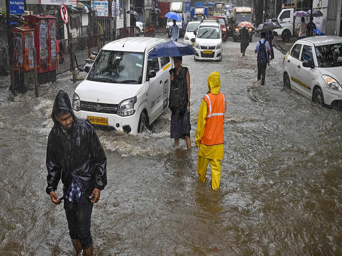 पावसाचा इजा, बिजा, तिजा; सलग तीन दिवसांपासून मुंबईत झोडपधार Mumbai ...