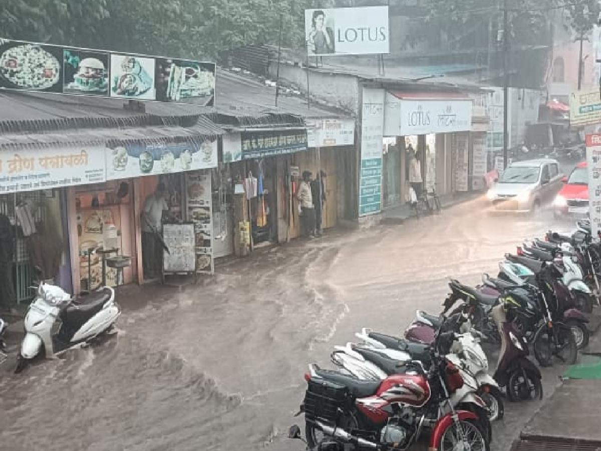Satara: ढगफुटी सदृश पाऊस; वाईतील रस्त्यांना आले नदीचे स्वरूप Satara ...