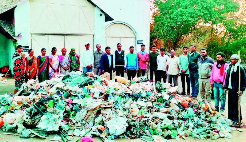 राजभवनात समाजकंटकांनी टाकलेला ट्रकभर कचरा गोळा केला Nagpur Marathi News ...