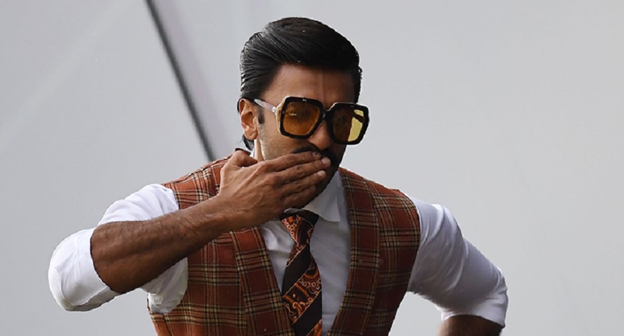 अन् रणवीर सिंगच्या गळ्यात पडून रडू लागला पाकिस्तानी चाहता; पाहा ...