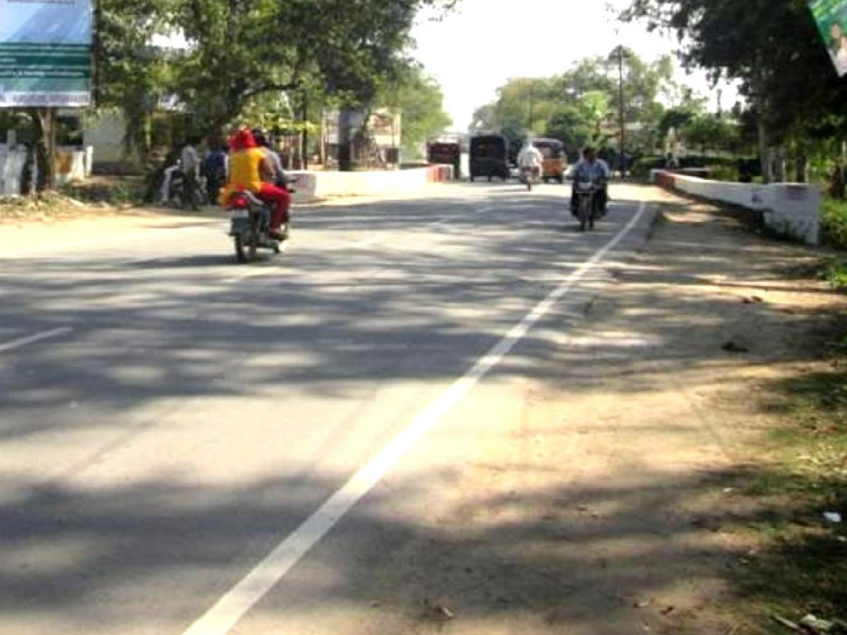 नगर नाका ते दौलताबाद टी पॉइंट रस्त्याचे चौपदरीकरण रखडले; ८० झाडांमुळे ...