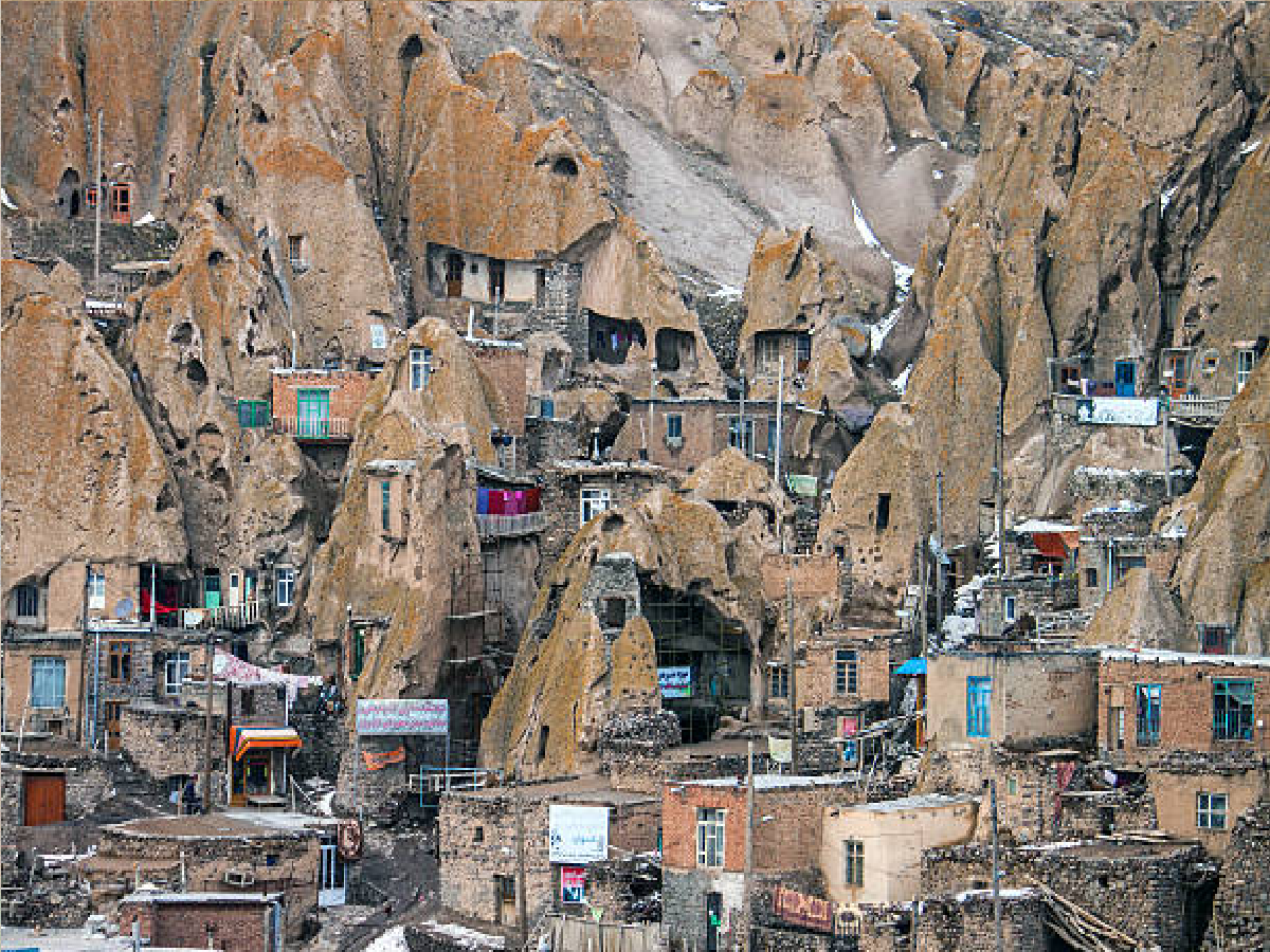 Strange Village: ऐकावं ते नवलंच! उंदरांच्या बिळात राहतात 'या' गावातील ...