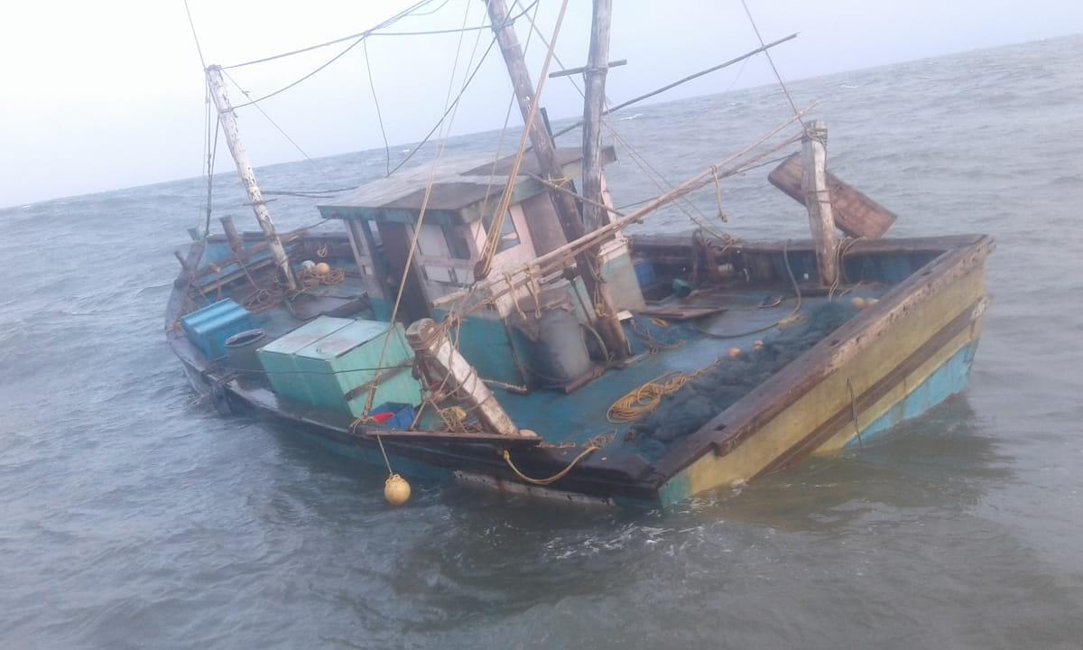 रत्नागिरी : राजापुरातील वेत्ये समुद्रात मच्छिमारी बोटीला जलसमाधी ...