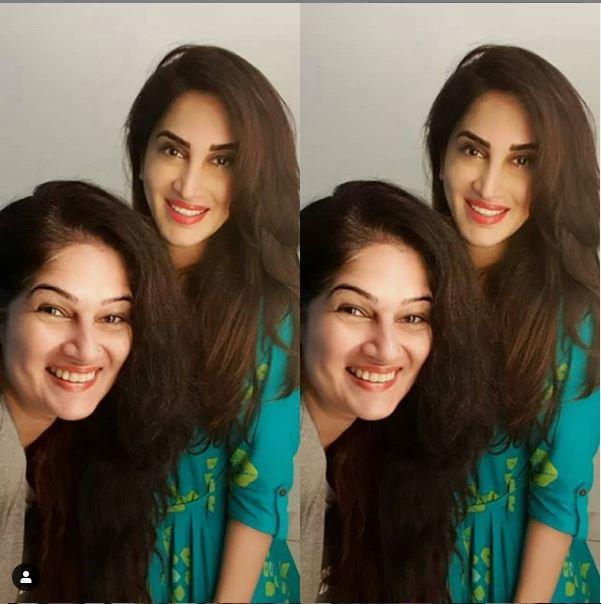 रेशम टिपणीस म्हणते ही दोस्ती तुटायची न्हाय, स्मिता गोंदकरसोबतचा फोटो ...