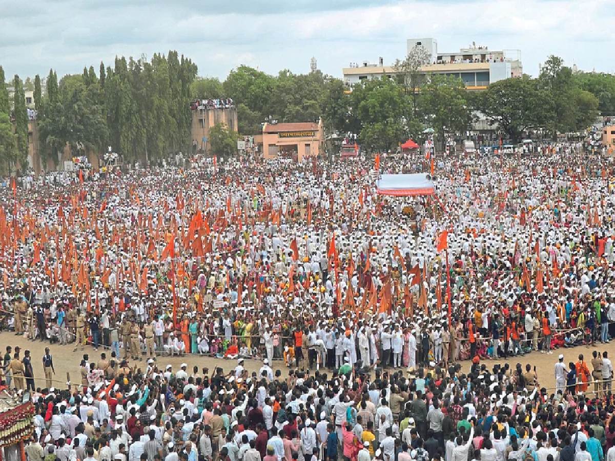 खाकी वर्दी पंढरीची वारी करते तेव्हा... Mumbai Marathi News | When the ...
