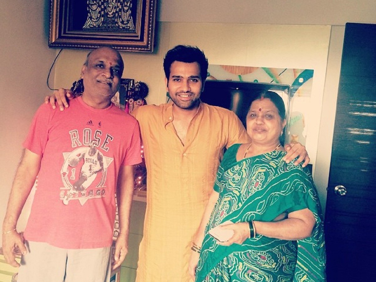 प्रसिद्धीपासून दूर राहतात रोहित शर्माचे कुटुंबीय! पाहा आई-वडील व लहान ...