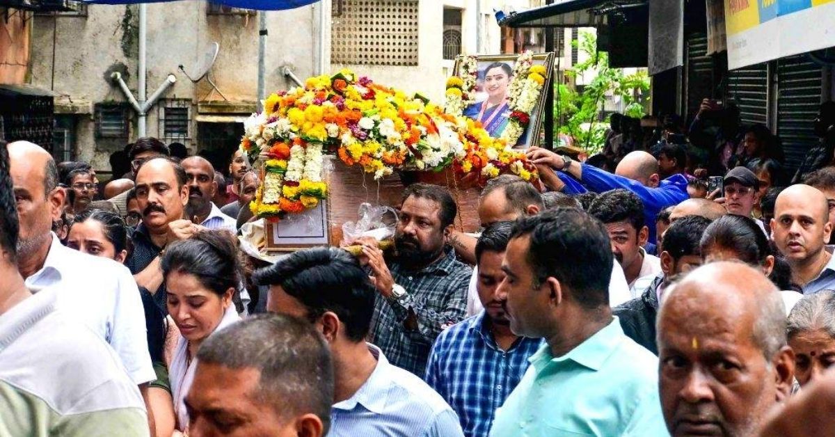 Air India Plane Crash: एअर होस्टेस रोशनीच्या पार्थिवावर शोकाकुल ...