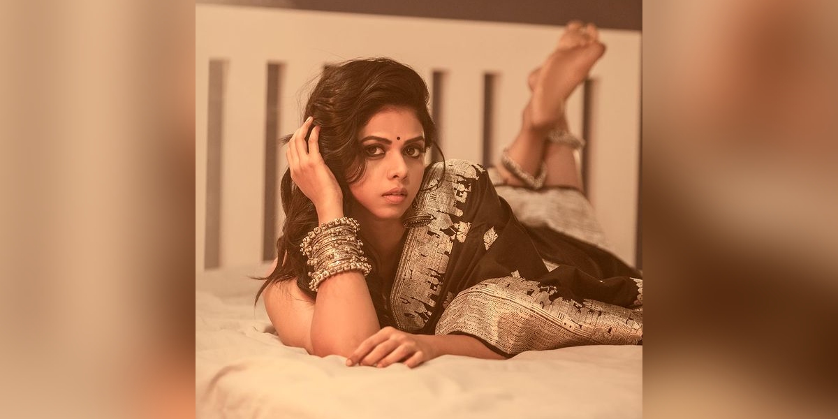 Hotness overloaded! ऋतुजा बागवेच्या बोल्ड एक्स्प्रेशन्समुळे नेटकरी सैराट; केल्या जबरदस्त कमेंट्स ...