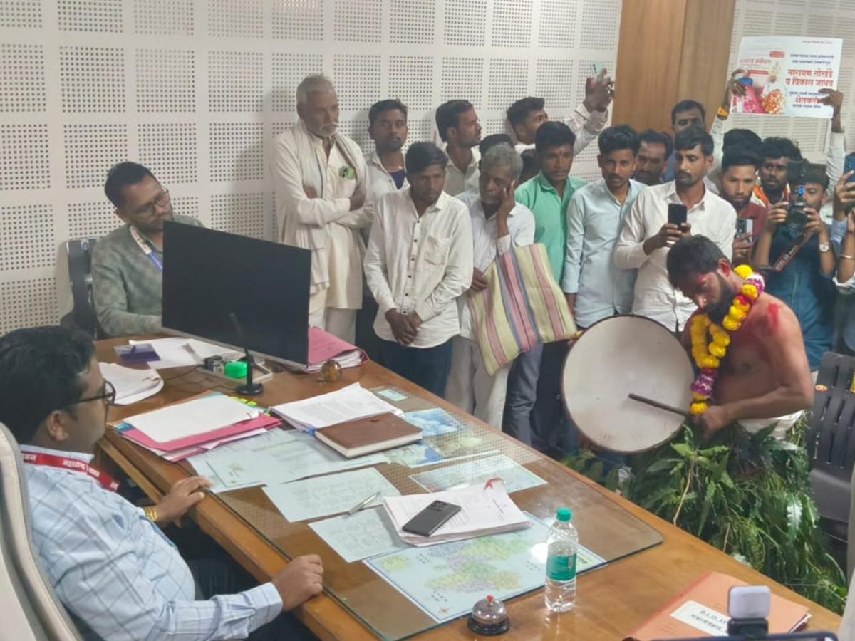 Jalana: भोकरदन तहसीलमध्ये 'पोतराज आंदोलन'; सरपंचासह १३ जणांविरुद्ध ...