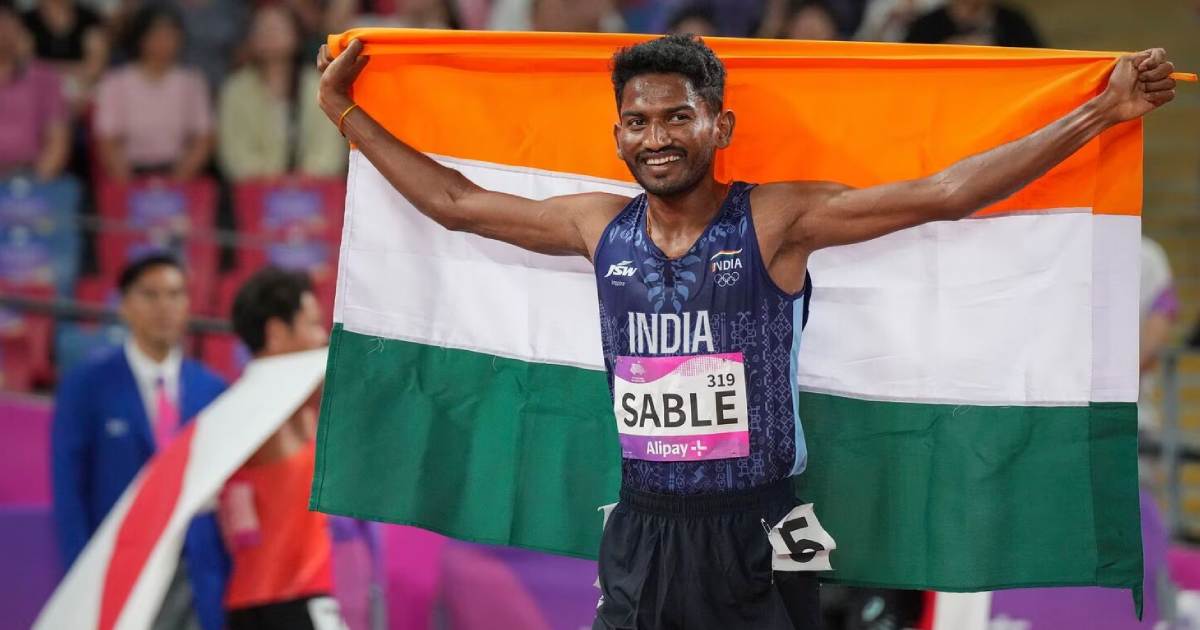 आई-वडील शेतात मजुरी करायचे, लहानगा अविनाश धावण्यात दंग असायचा... Beed ...