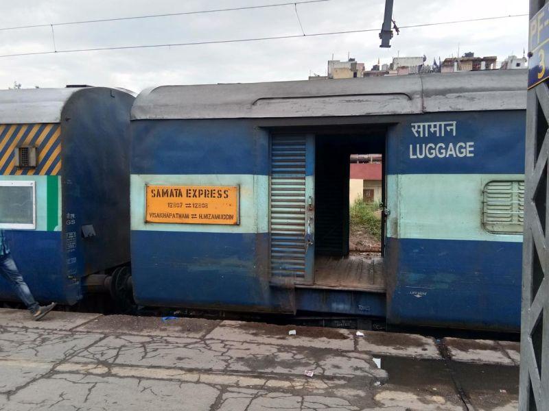 समता एक्स्प्रेसमध्ये प्रवाशांची लूटमार Nagpur Marathi News | Looting of ...
