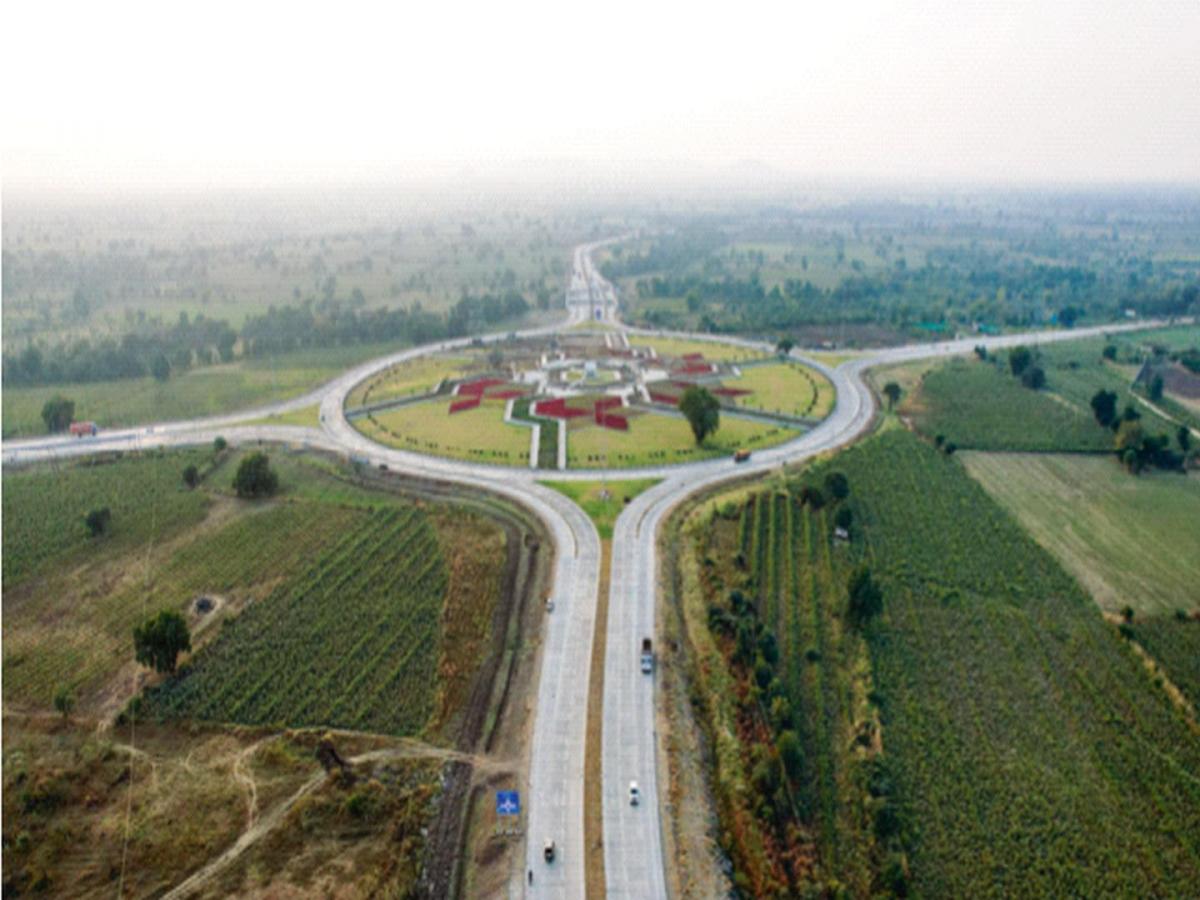 अद्भुत, आश्चर्यजनक अन् नयनरम्य...! समृद्धी महामार्गावरचा हा चौक डोळे ...