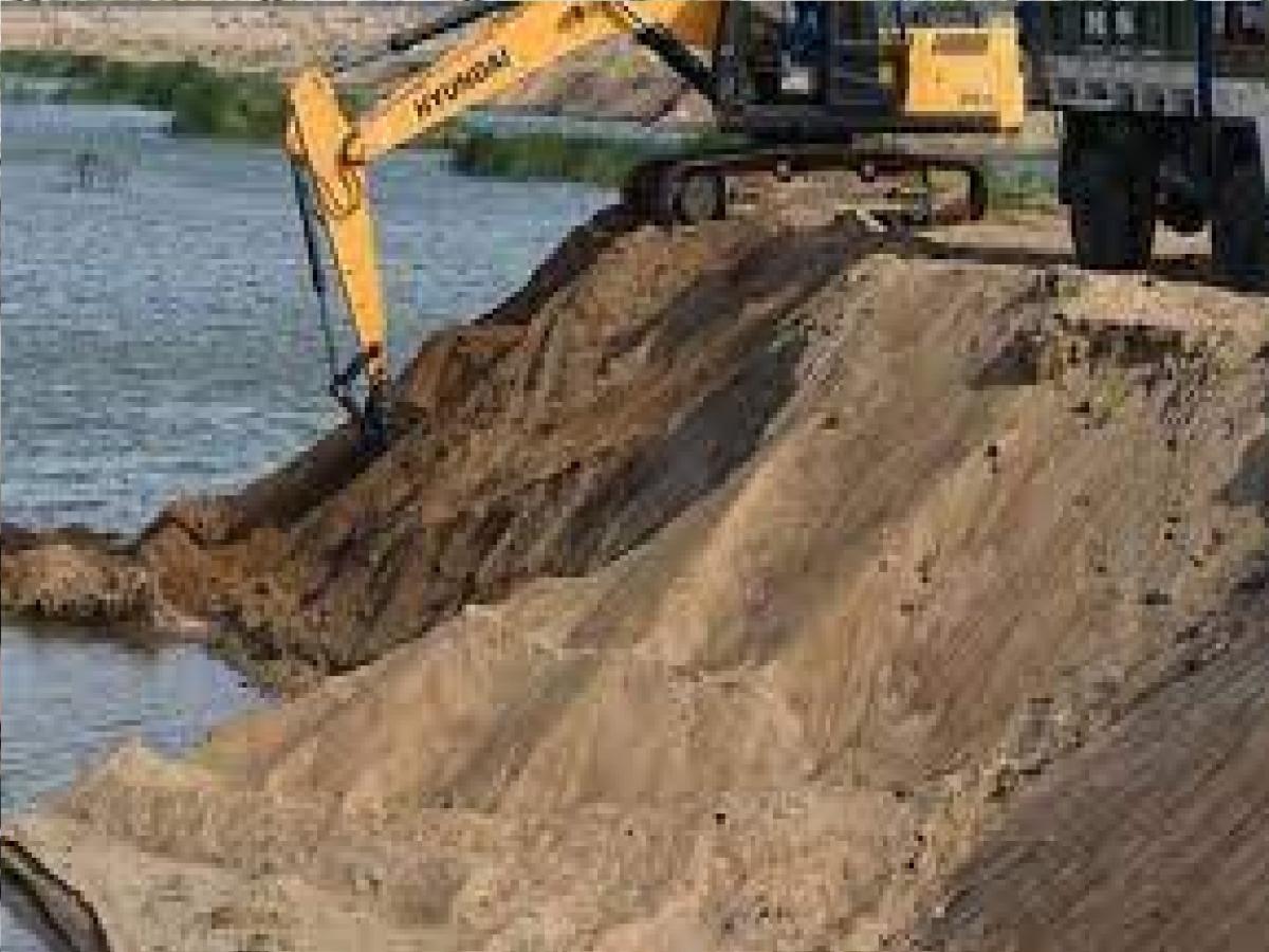 Sangli News: मोरबगीत वाळूतस्करांची दहशत, तलाठ्यावर तलवारहल्ल्याचा ...