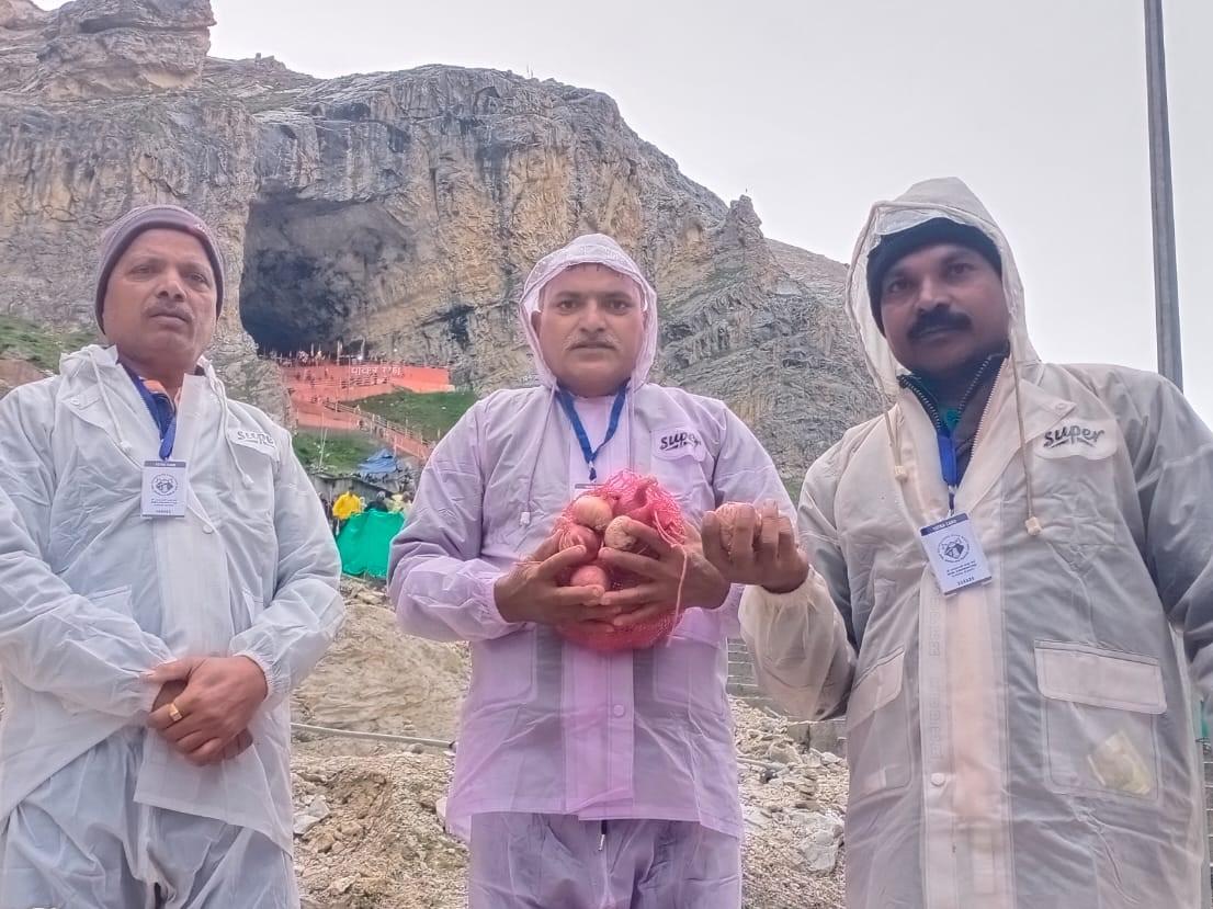 नाशिकचा कांदा शेतकऱ्याने वाहिला बाबा अमरनाथ चरणी - Marathi News | The ...