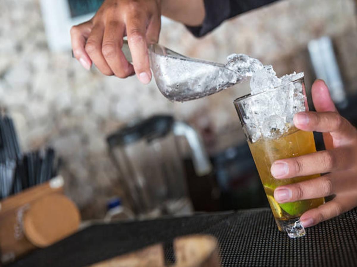 बर्फ टाकून द्या, ऑर्डर देण्याच्या आधी करा विचार; ‘अखाद्य’ बर्फाचा ...