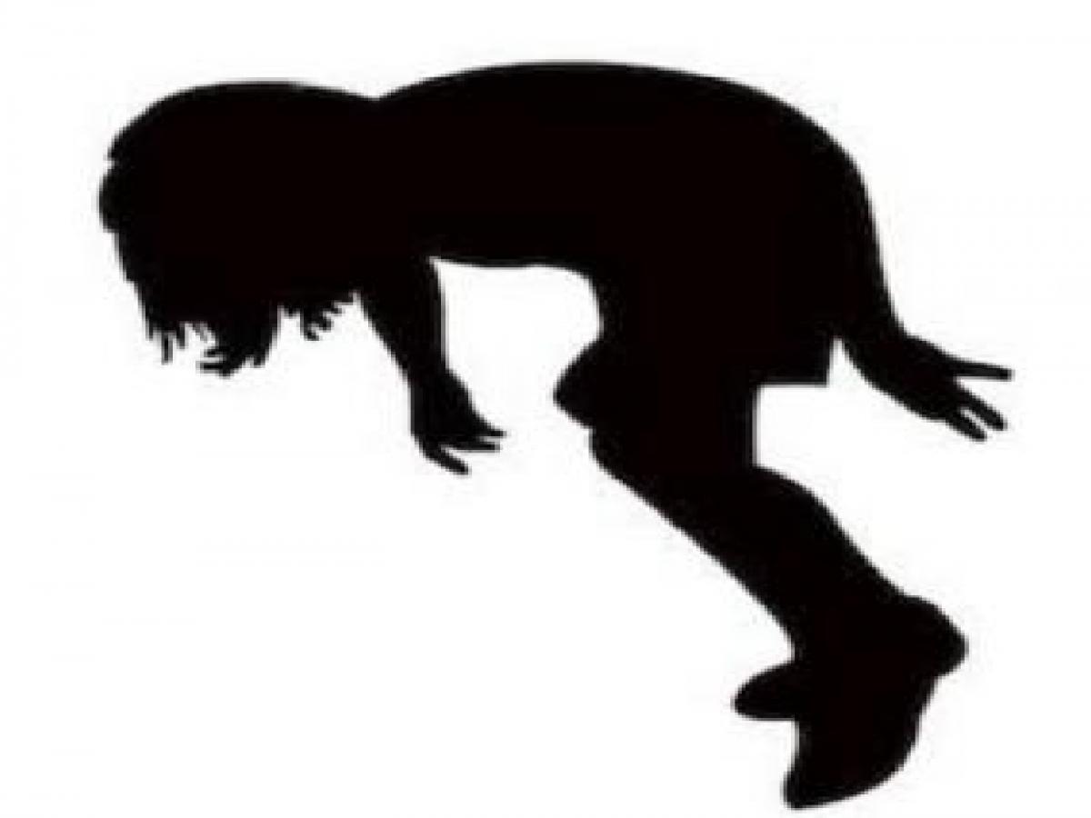 गॅलरीत वाळत घातलेले कपडे काढताना तोल गेला, साताऱ्यात इमारतीवरुन पडून ...