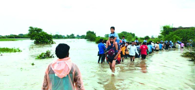 मुसळधार पाऊस : के जॉन पब्लिक स्कूलचे विद्यार्थी शाळेत अडकले Nagpur ...