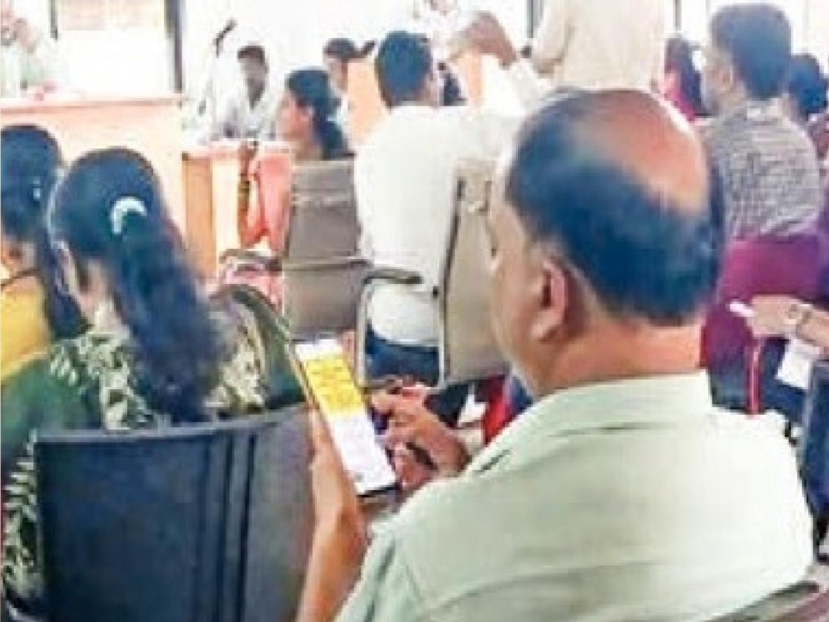 सरकारी अधिकारी मोबाईलवर मटक्याचे आकडे बघण्यात मग्न, सावंतवाडी पंचायत ...