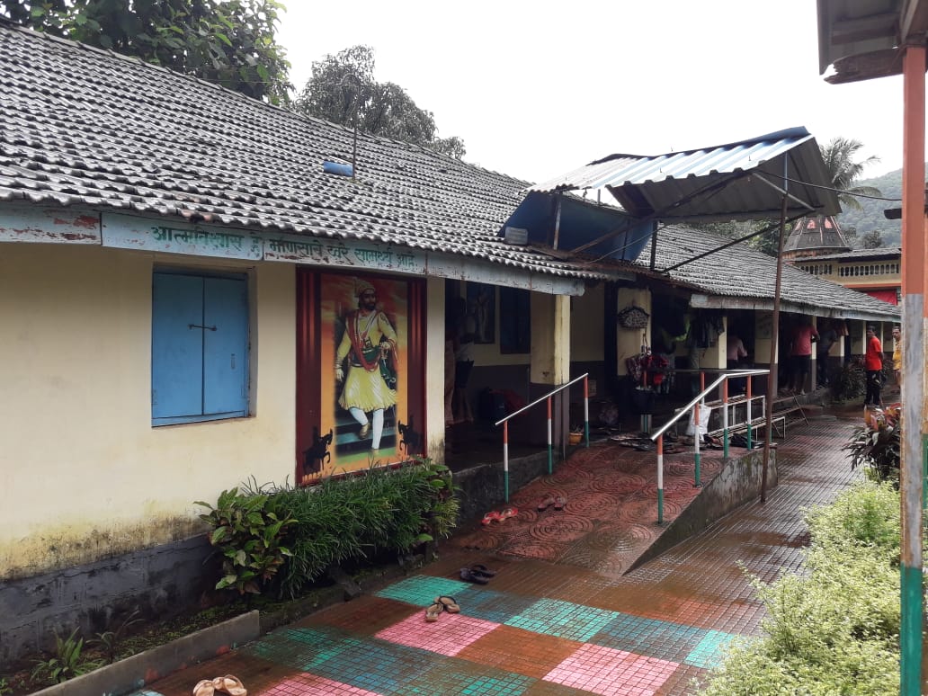 शृंगारपूर ग्रामस्थांनी ठोकले शाळेला टाळे Ratnagiri Marathi News | Avoid ...