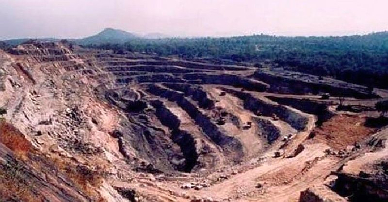 तुमसरच्या जगप्रसिद्ध मँगनीज खाण क्षेत्र विस्तारीकरणाला ब्रेक - Marathi ...