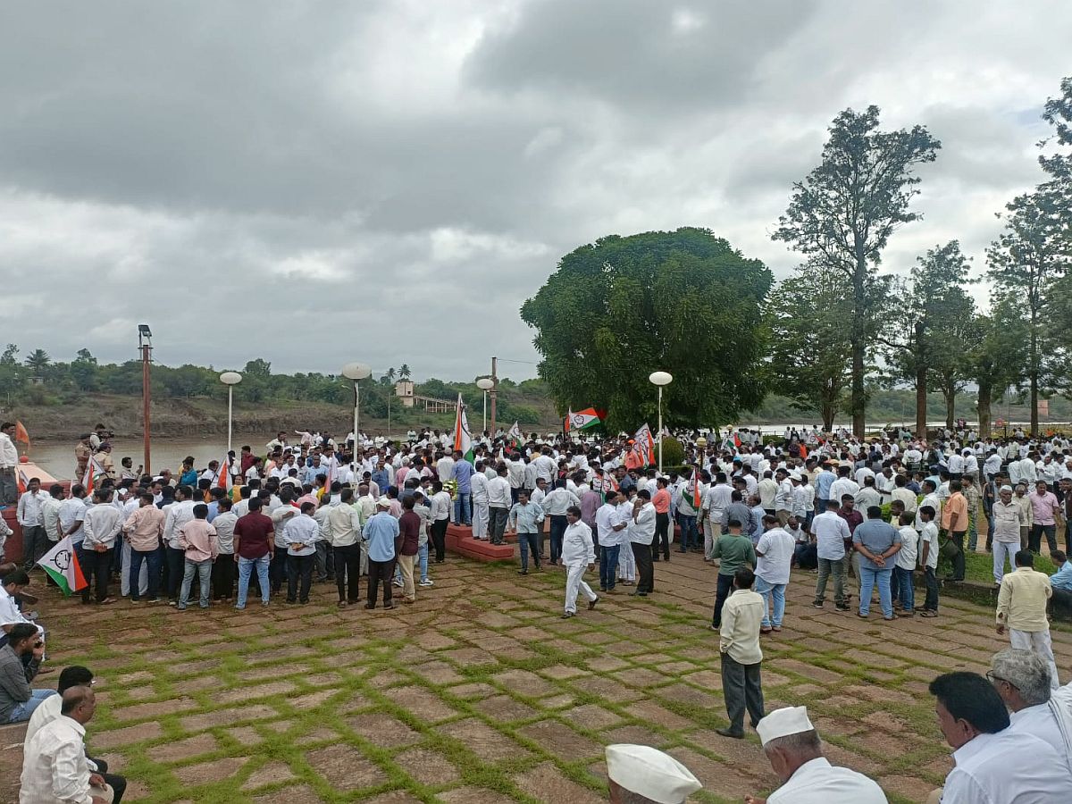 Satara: शरद पवारांच्या समर्थनार्थ कराडच्या प्रिती संमावर समर्थकांची ...