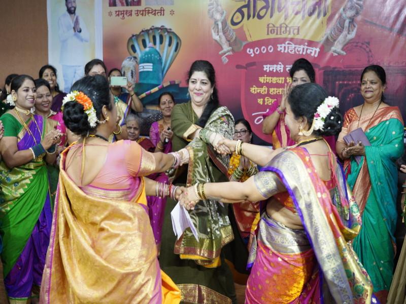 शर्मिला ठाकरे महिलांसोबत फुगडी खेळण्यात दंग; श्रावण मासानिमित्त ५ हजार ...
