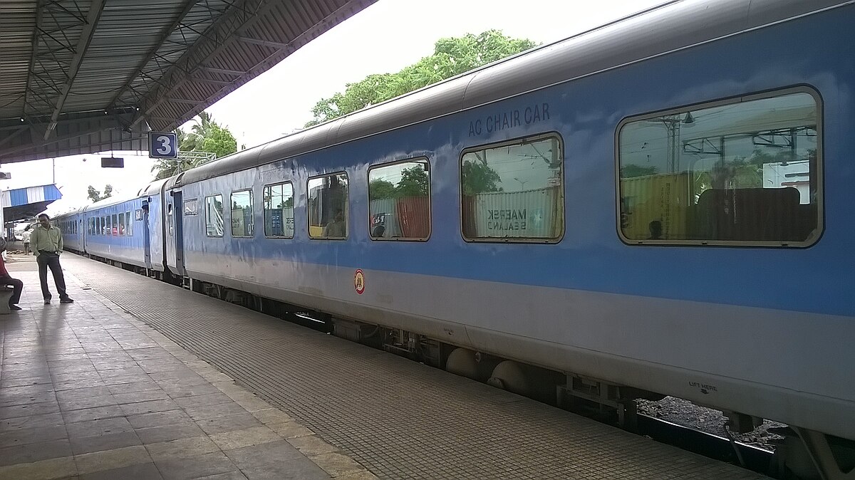 आधीच २ तास उशीर, त्यात एक कोच न घेताच ट्रेन सुटली; CSMT स्थानकात अजब ...