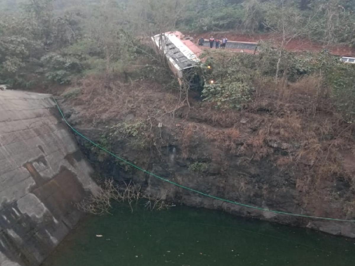 Ratnagiri: बसने रस्ता सोडला, झाडाने जीव वाचवला; दाभोळ-मुंबई बसला शेनाळे ...