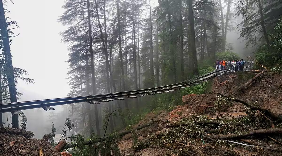 देवभूमीत महाप्रलय; २४ तासांत ५२ बळी, शिमल्यात मंदिरावर दरड कोसळून ११ ...