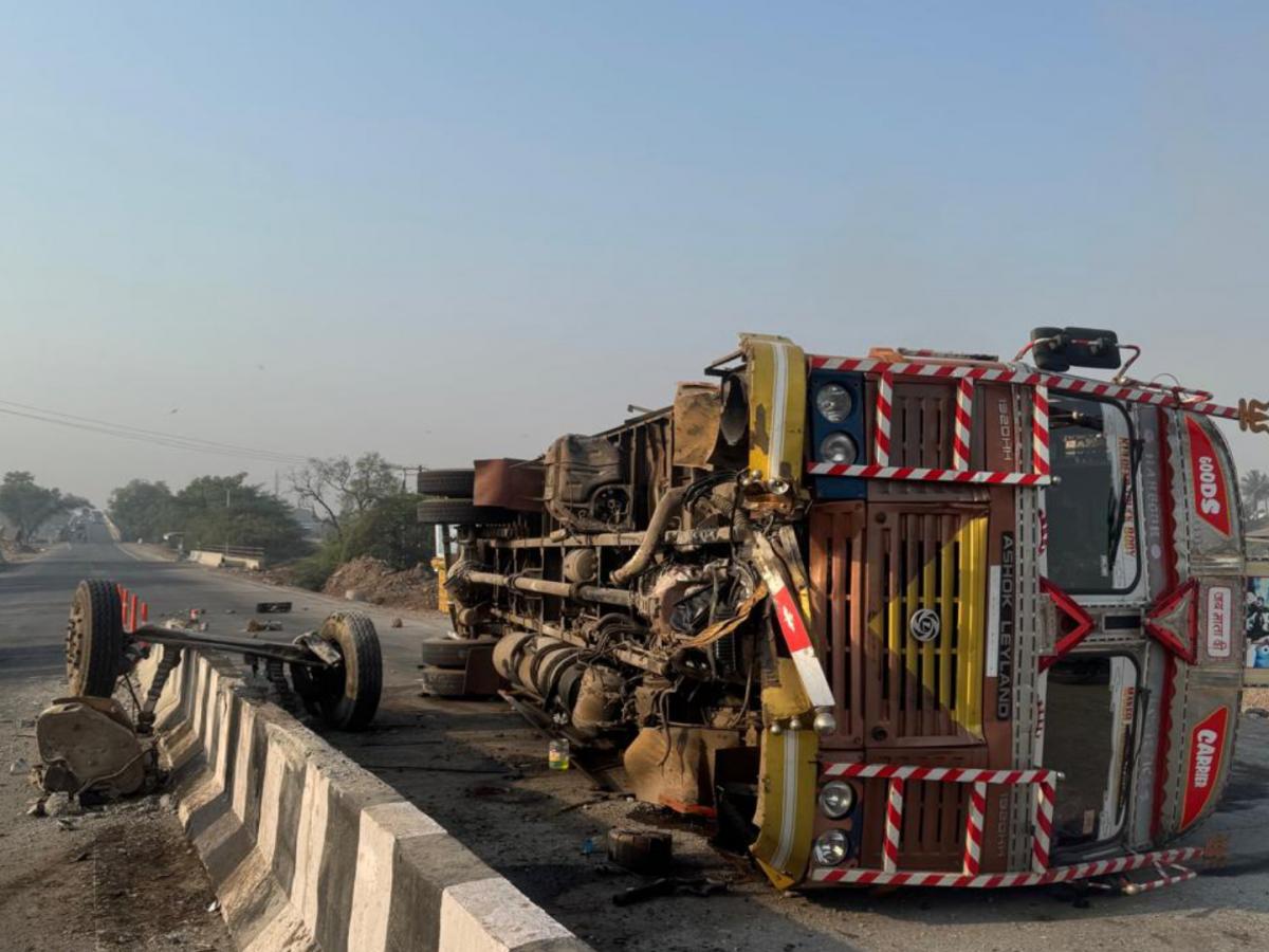शिरूर-चौफुला रस्त्यावर अपघातांची मालिका सुरूच; दुभाजकावर आदळल्याने ...