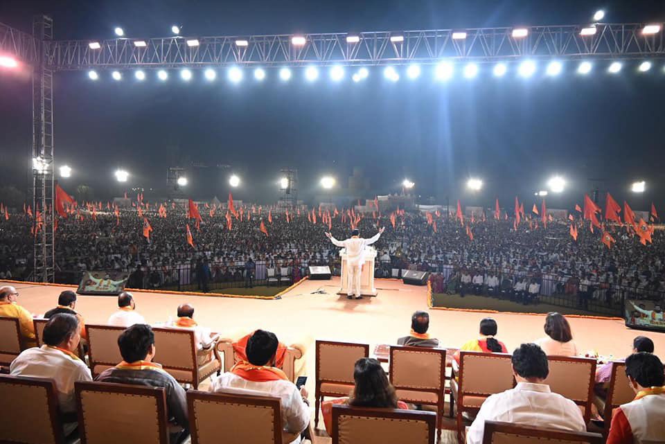 ग्रामीण भागातील आमदारांनी जमविली गर्दी, सभेत बाळासाहेबांची खुर्ची ...