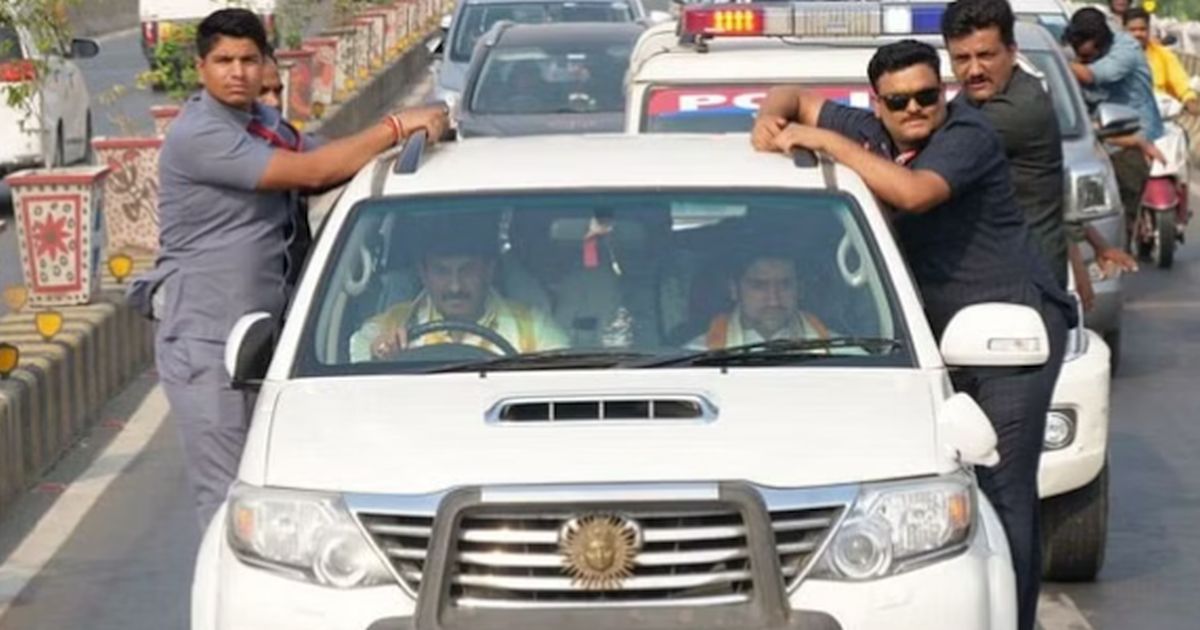 खासदार मनोज तिवारी ड्रायव्हर, मंत्री गिरीराज गाडीत, तरी बागेश्वर ...