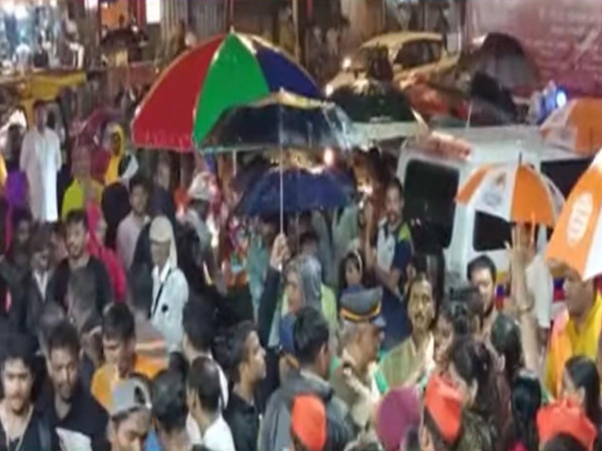 मनसेच्या स्टेजवर आमदार सदा सरवणकर दिसले; दादरमध्ये शिवसेना आणि शिंदे गट ... मनसेच्या स्टेजवर आमदार सदा सरवणकर दिसले; दादरमध्ये शिवसेना आणि शिंदे गट ...