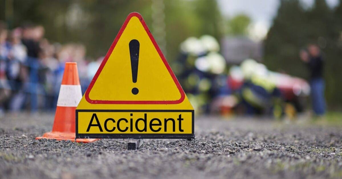सोलापुरातील मनसे नेते दिलीप धोत्रे यांच्या गाडीचा अपघात; गाडी चक्काचूर ...